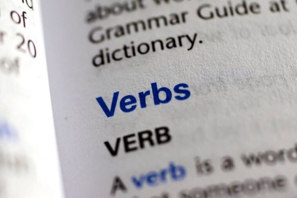Ce sunt verbele auxiliare? Ghid complet de gramatică