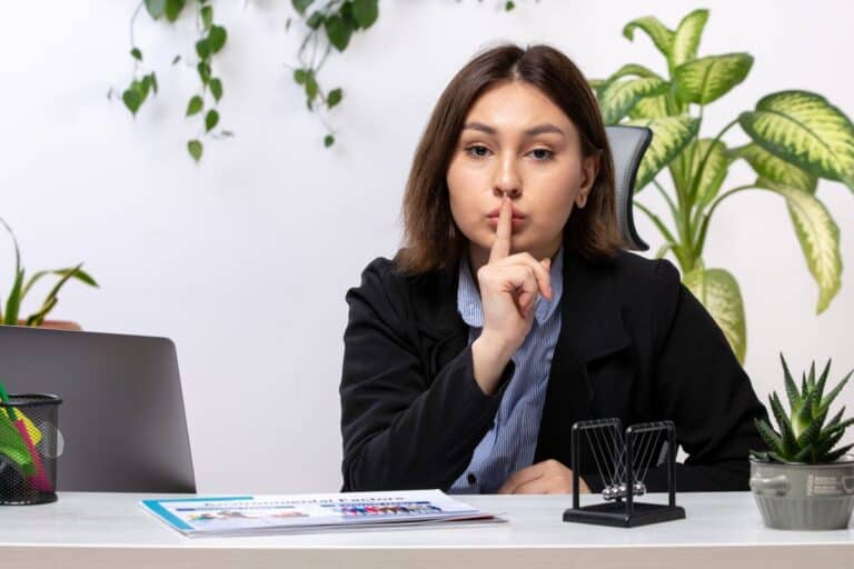 Qu'est-ce que la sibilance ? Définition et utilisations